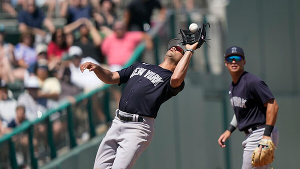 オープン戦19日目 カイナー＝ファレファがセンターの守備に挑戦中