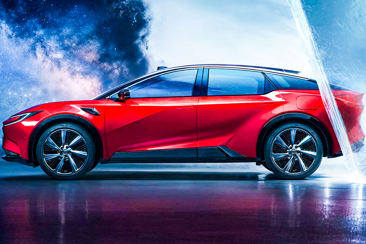 「テスラ・モデルYの半額で登場！」トヨタ新型EV「bZ5」は630km走って寝られるSUVだった