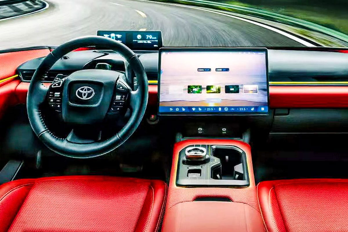 「テスラ・モデルYの半額で登場！」トヨタ新型EV「bZ5」は630km走って寝られるSUVだった