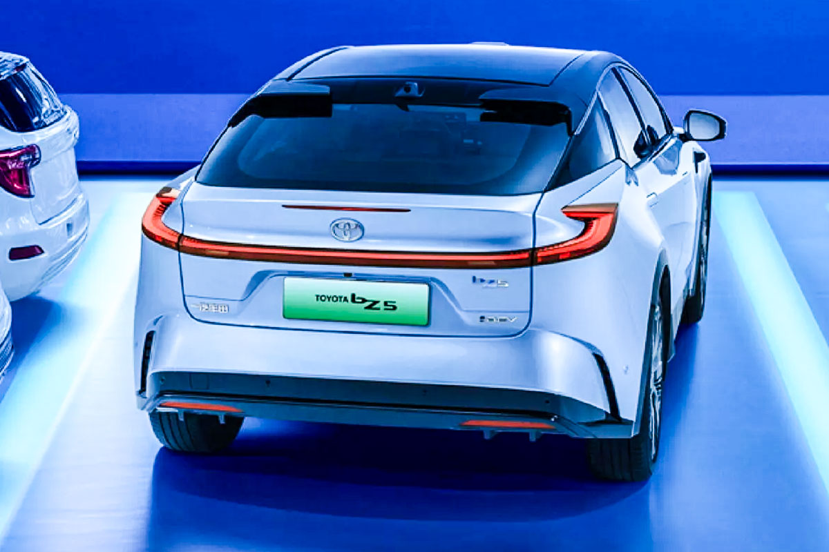 「テスラ・モデルYの半額で登場！」トヨタ新型EV「bZ5」は630km走って寝られるSUVだった