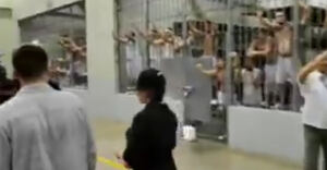 100人1房、マットレスなし、食事は手づかみ…世界最悪の刑務所CECOTの実態が恐ろしすぎる